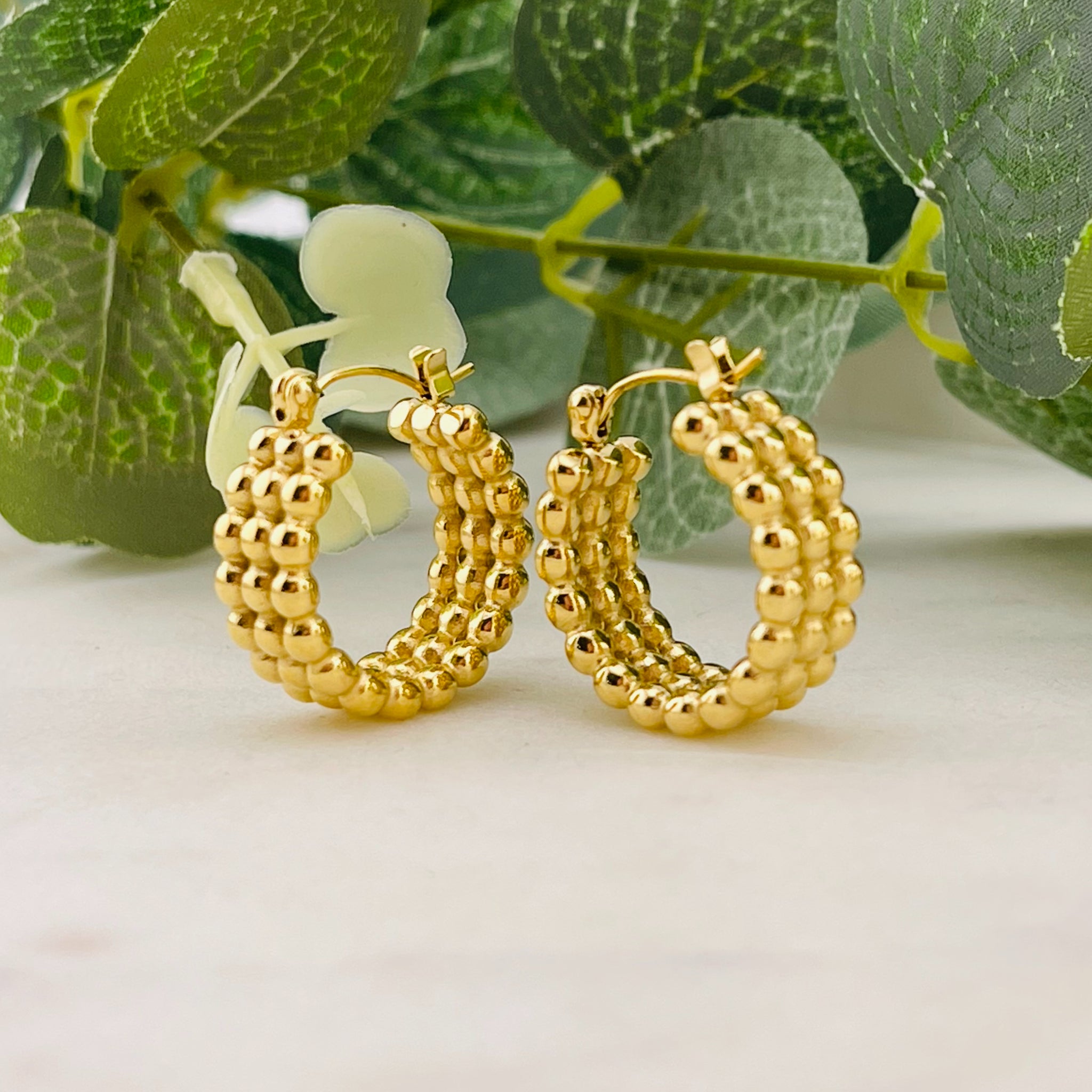 Breite Boho Creolen mit Goldkugeln